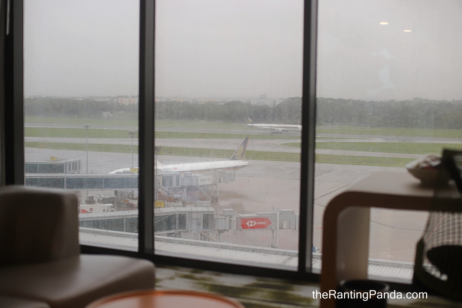 Hotel Review: Crowne Plaza Changi Airport King Bed Standard Runway View ...