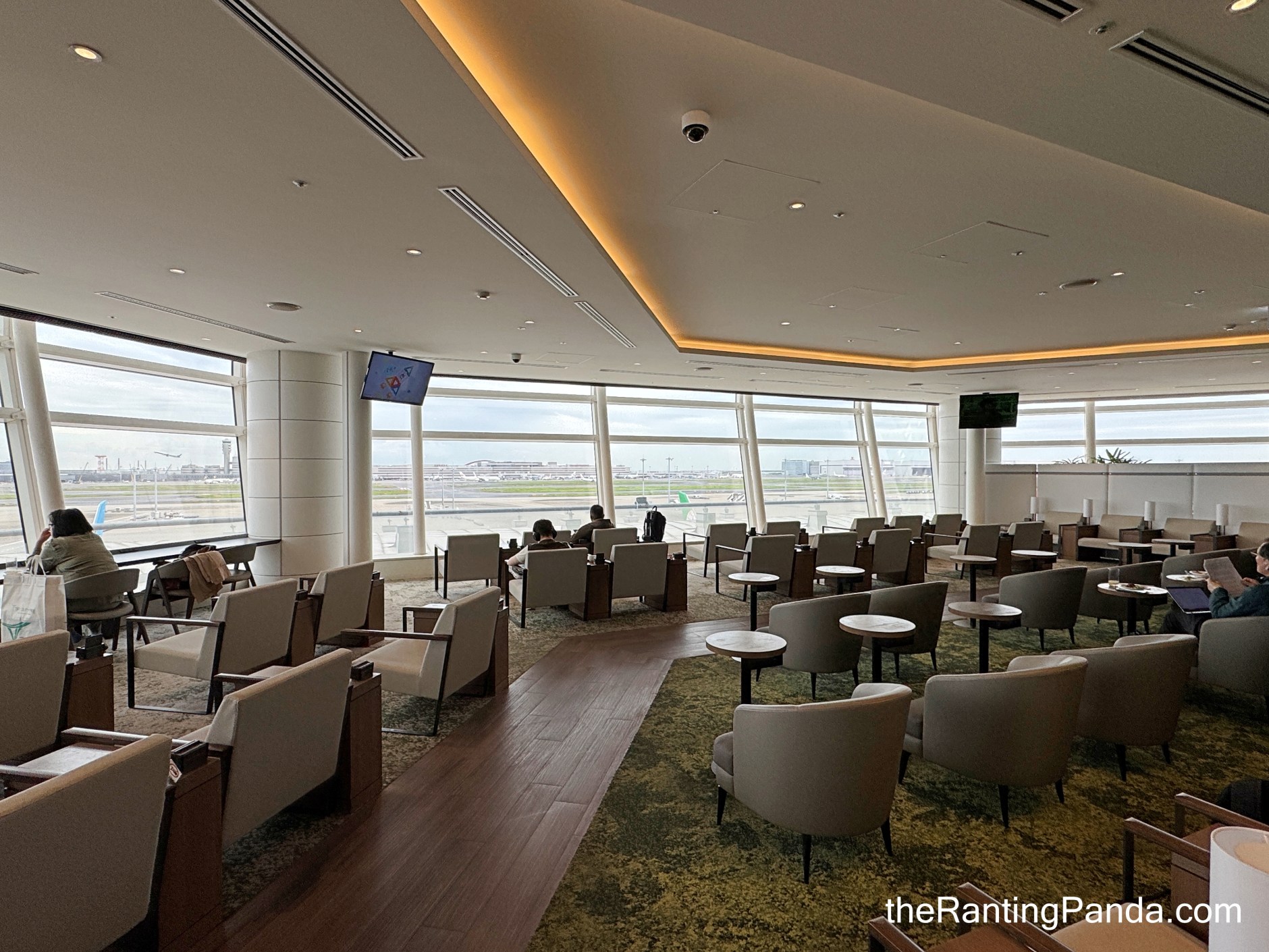 Lounge Review: TIAT Lounge Tokyo Haneda Terminal 3 | Basic Lounge With ...
